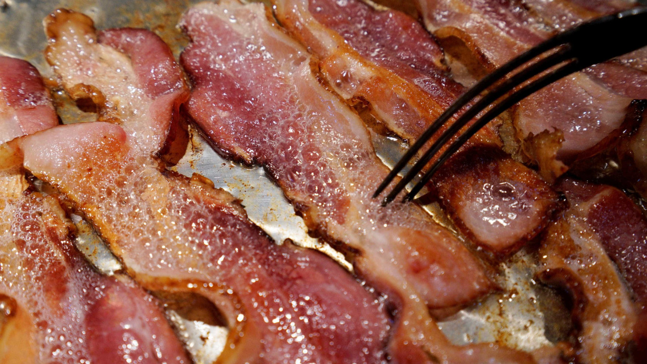 Mais saudável e saboroso: aprenda a fazer bacon em casa