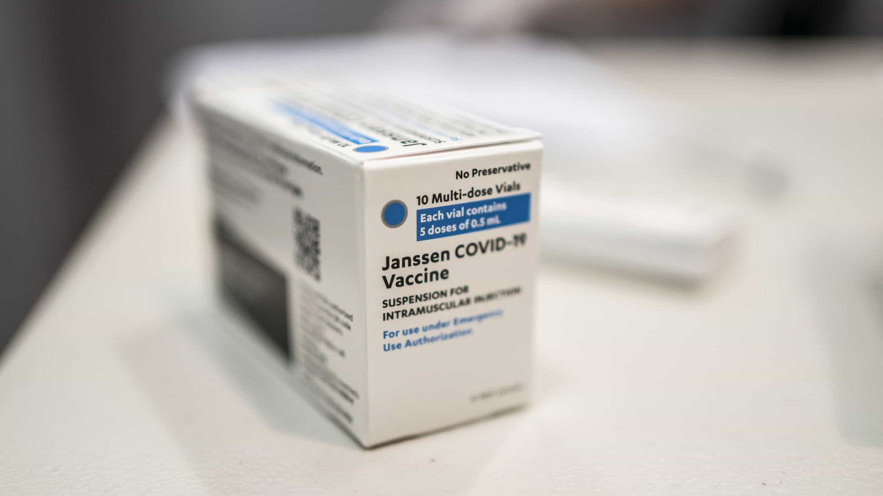Novo lote com 300 mil doses da vacina da Janssen chega ao Brasil