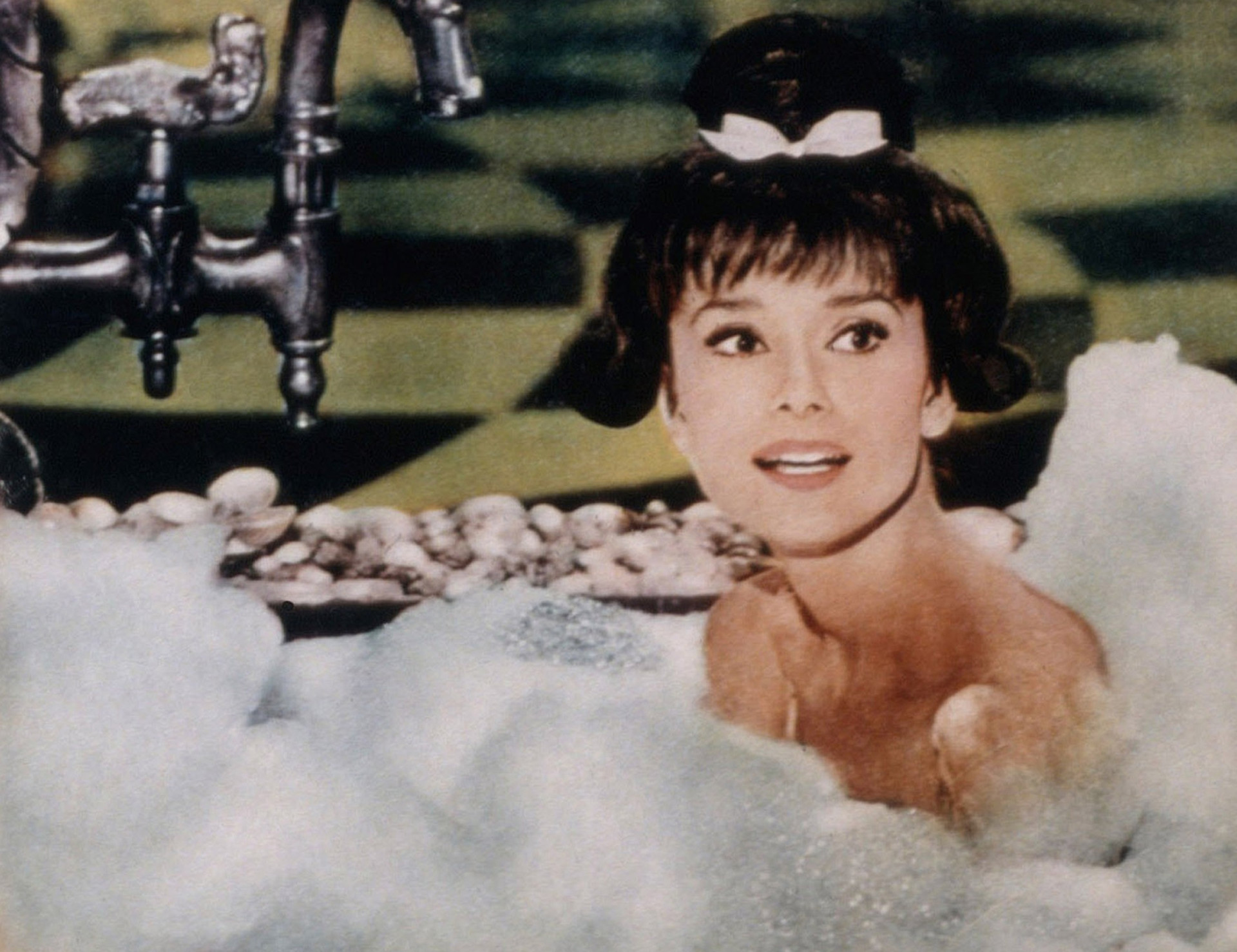 As cenas de banheira mais icônicas do cinema - do romance ao terror!